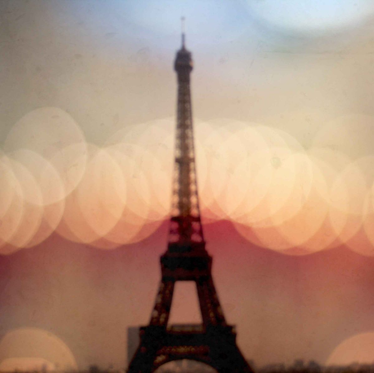 Exploring the Eiffel Tower’s Seven Color Changes – French Glimpses