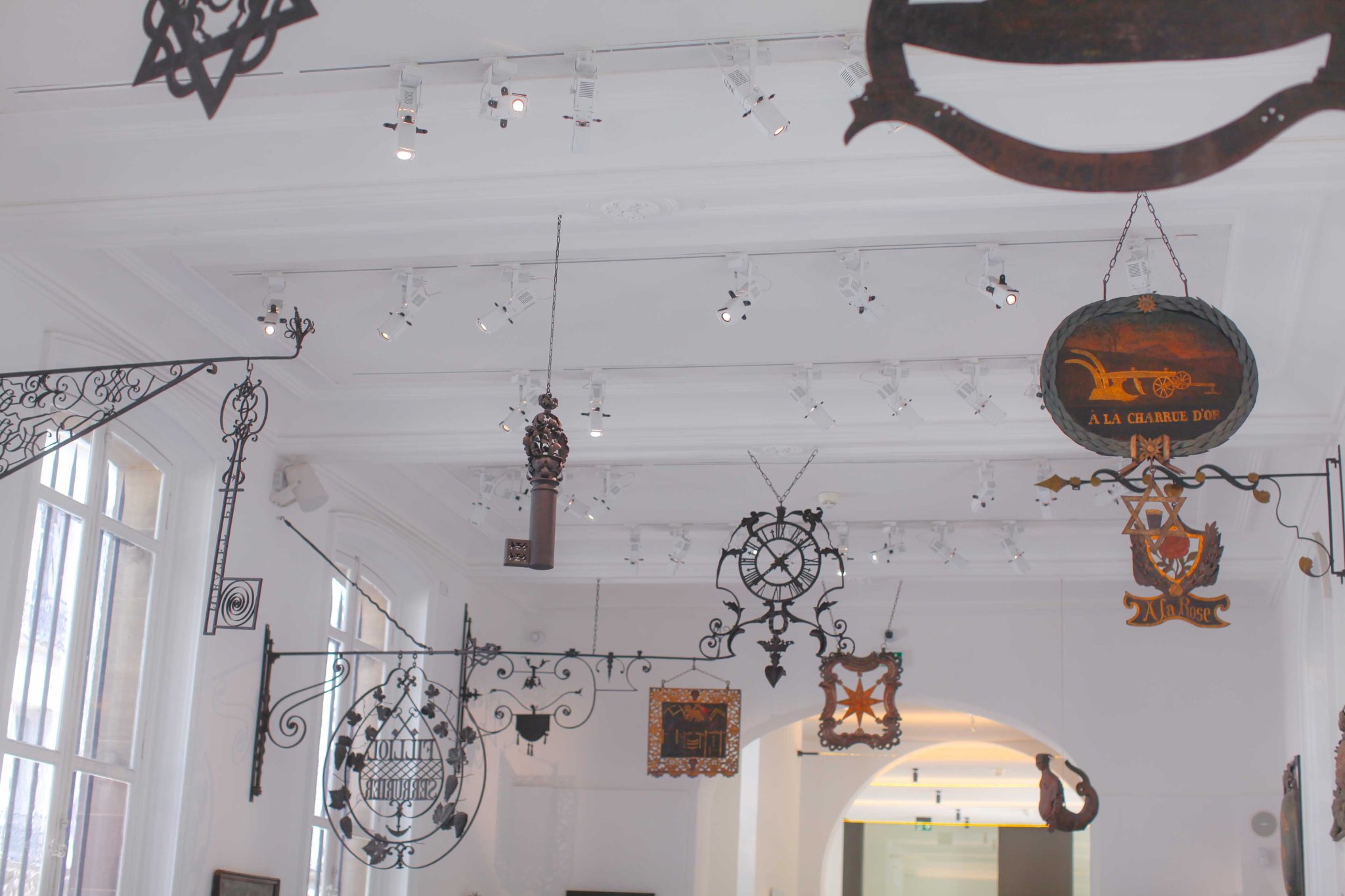 The Parisian signs of the Carnavalet Museum – French Glimpses