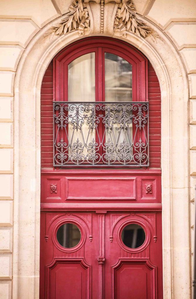 Exploring the Beauty of Parisian Doors – French Glimpses