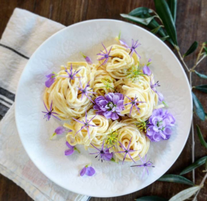 Edible flower bouquets in a Parisian florist ! – French Glimpses