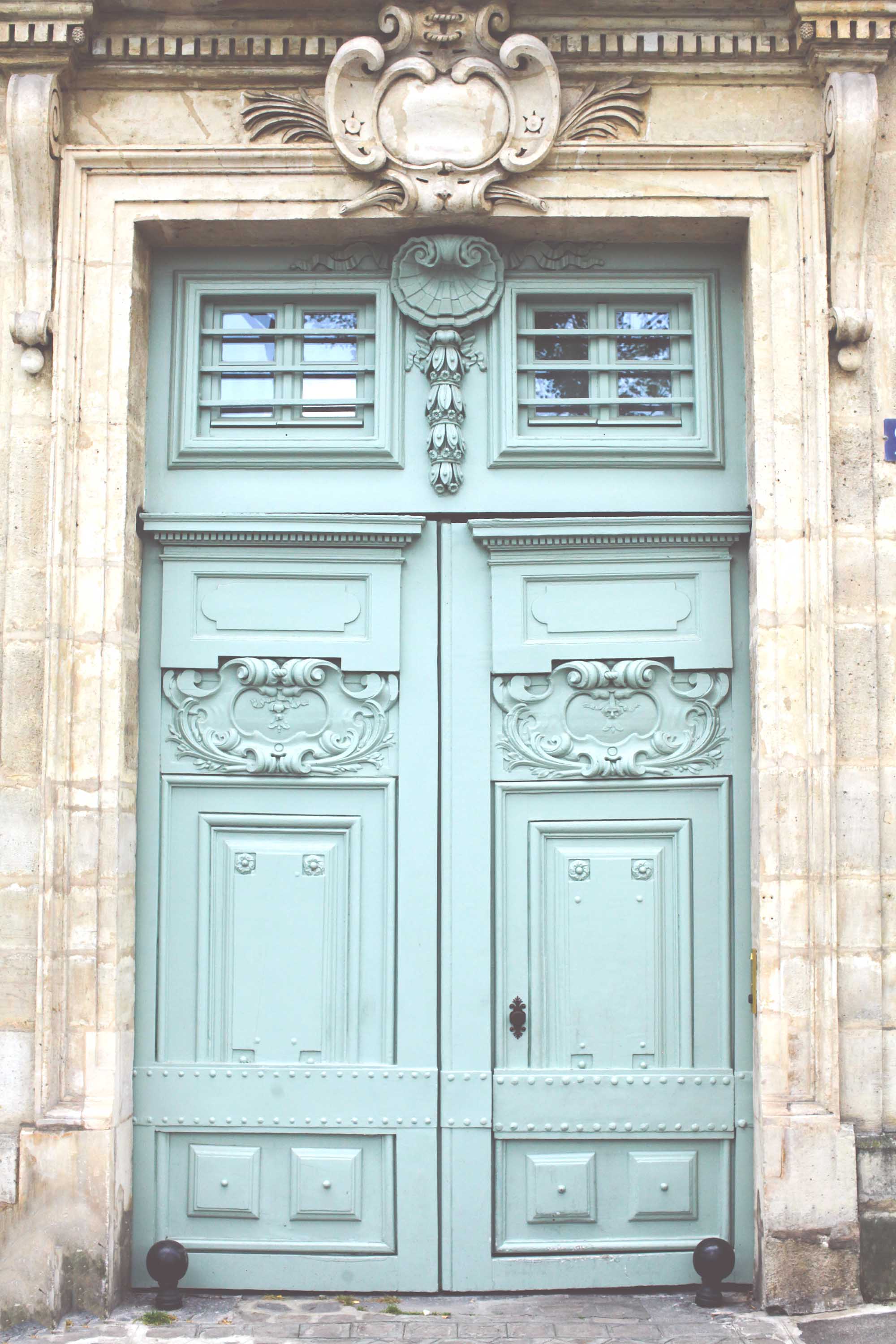 Exploring the Beauty of Parisian Doors – French Glimpses