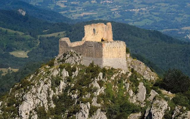 Montségur Castle : History and Mysteries Unveiled – French Glimpses